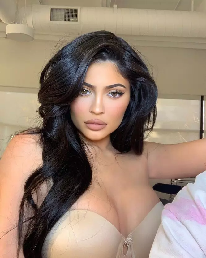POPS wie Kim, Lippen wie Kylie: Chirurgen nannte Operationen, die dazu beitragen, Ähnlichkeit mit Kardashian-Schwestern zu erreichen 2653_3