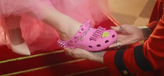 Crocks pink badala ya slippers na fantasy manicure: Sophia Tayorskaya akawa cindering katika kipande cha video kidogo kidogo 26860_3