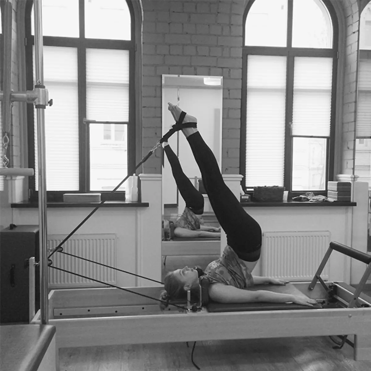 Die belangrikste ding in Pilates is om korrek asem te haal en die spiere van die sentrum voortdurend te beheer. Die res sal van toepassing wees!