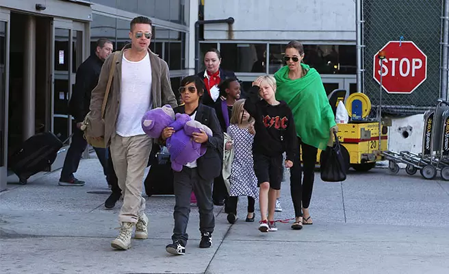 Angelina Jolie et Brad Pitt avec des enfants