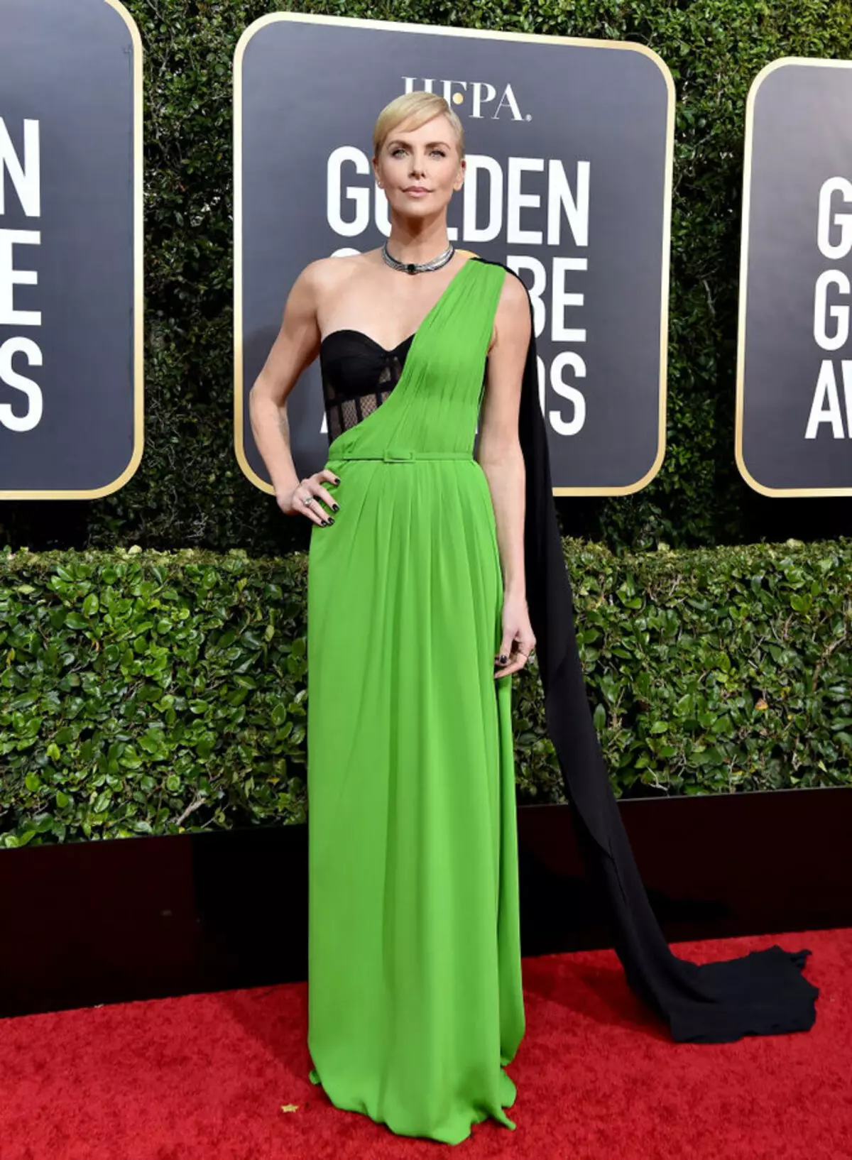 Charlize Theron sa Neon, Scarlett Johansson sa Alom at Gwyneth Paltrow sa Transparent: 6 Pinakamahusay na Dresses 