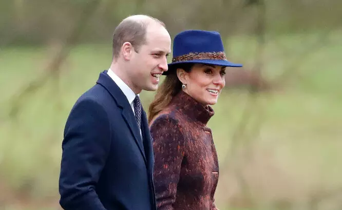 Kate Middleton ในหมวกโคบอลต์ของ Fedore และรองเท้าบู๊ตด้านล่างเยี่ยมชมบริการโบสถ์แห่งแรกของปี 2020 2956_2