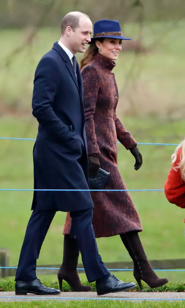 Kate Middleton ในหมวกโคบอลต์ของ Fedore และรองเท้าบู๊ตด้านล่างเยี่ยมชมบริการโบสถ์แห่งแรกของปี 2020 2956_3