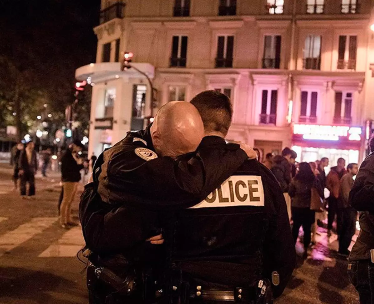 Polizia al momento degli attacchi terroristici a Parigi