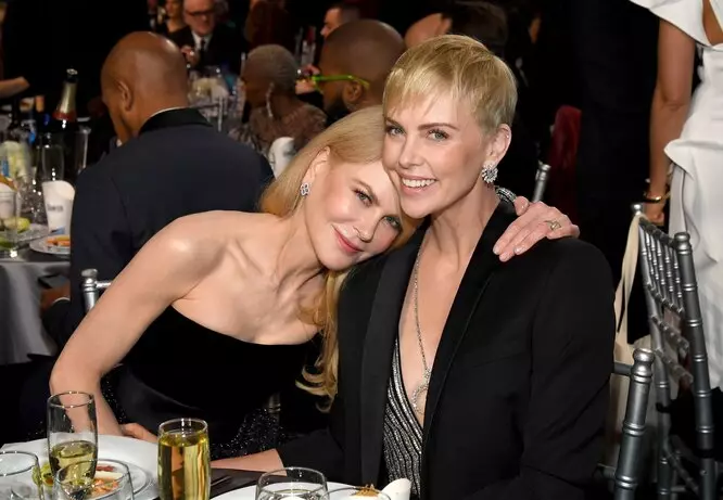 Charlize Theron, Nicole Kidman və Tənqidçilərin Seçimi Mükafatları haqqında ən gözəl paltarlardakı digər ulduzlar 3094_1