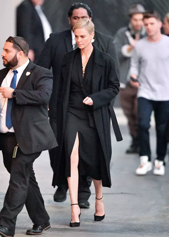 Charlize Theron i en minimalistisk kjole med en forførende kutt i en hast på skytingen av showet 3182_2