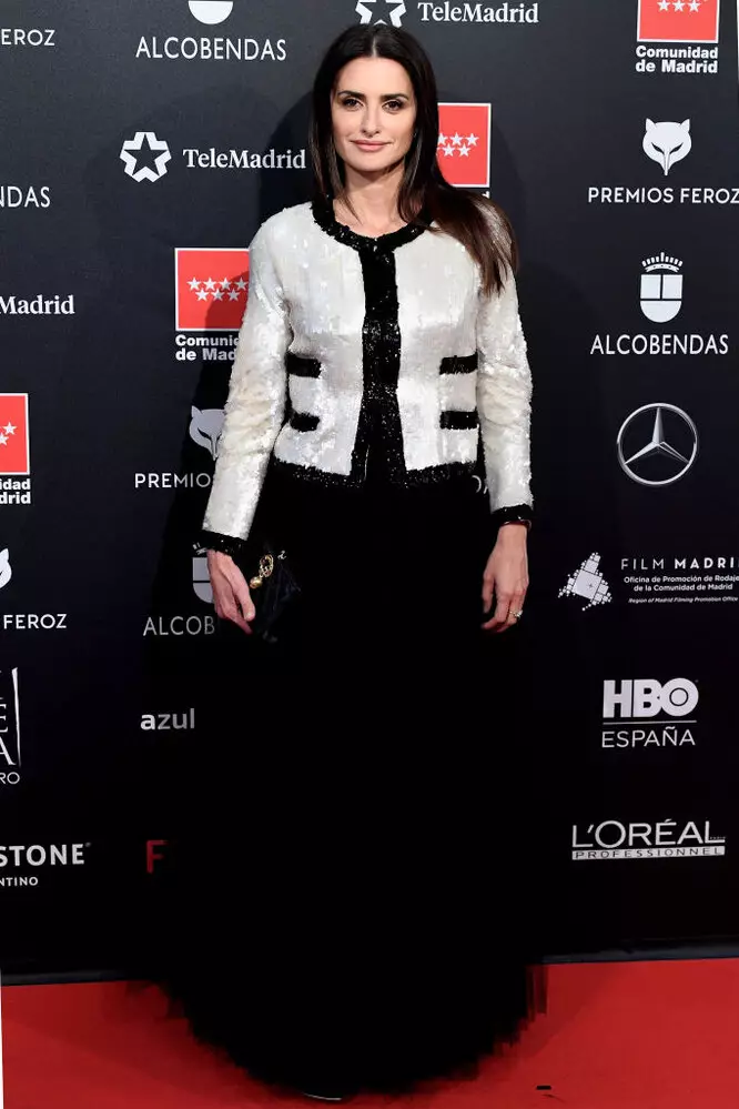 Penelope cruz yn in prachtige rok en sparkling chaneljack op in film yn Madrid