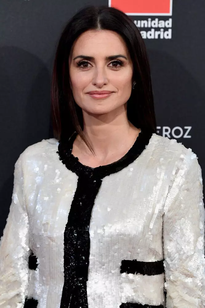 Penelope Cruz v nádherné sukni a šumivá chanel bunda na filmu v Madridu 3219_2