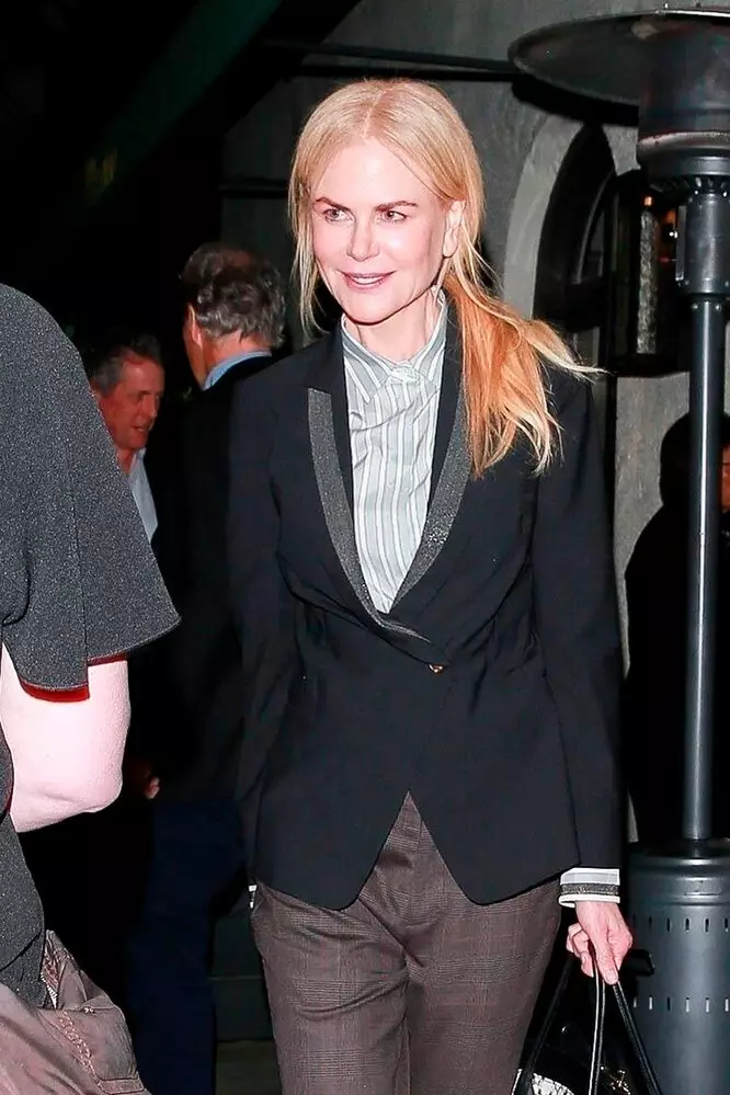 Nicole Kidman, ofis üçün daha uyğun olan bir kostyumda dostluq yeməyinə getdi 3236_2