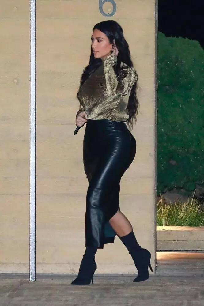 Et comment va-t-elle chez elle? Kim Kardashian dans une jupe en cuir très étroite à dîner à Malibu 3308_1