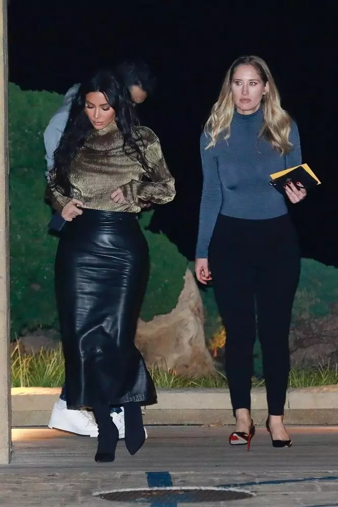 Et comment va-t-elle chez elle? Kim Kardashian dans une jupe en cuir très étroite à dîner à Malibu 3308_2