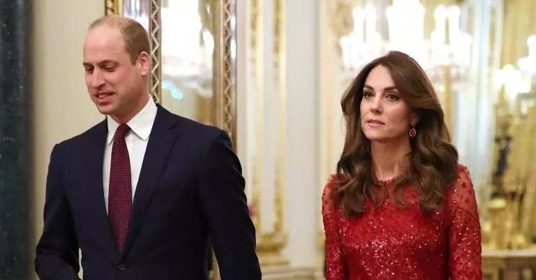 Si Kate Middleton sa sparkling nga si Ale Dress nagdala sa mga bisita sa una nga pagdawat sa solo ni Prince William