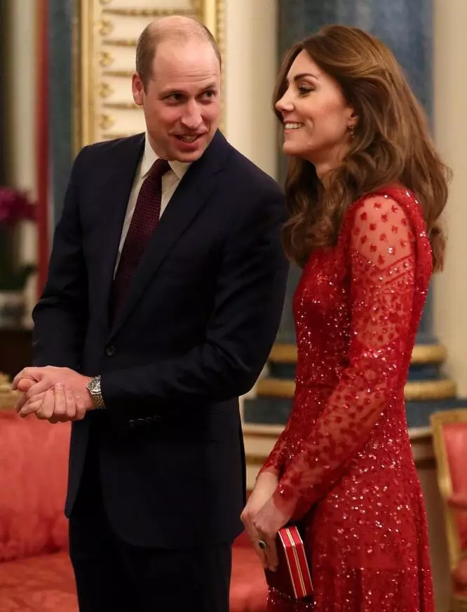 Kate Middleton nel vestito ale scintillante ha portato gli ospiti sulla prima ricezione solista del principe William 3318_1