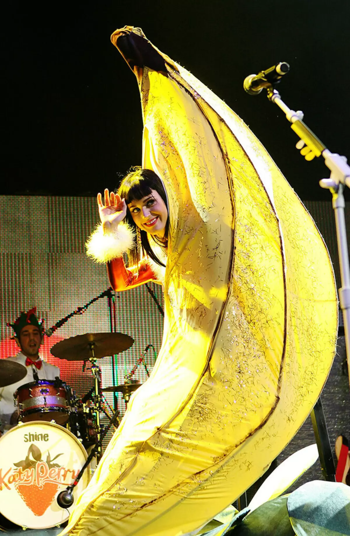 Banano, blatoj kaj karusela robo: 10 frenezaj kostumoj Katy Perry 33968_9