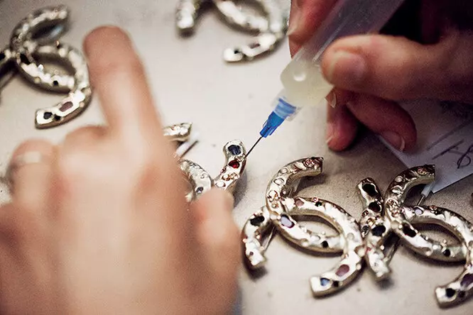 Hur man gör knappar för Chanel Outfits: Rapport från Atelier Desrues 34132_1