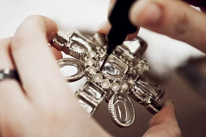 Hur man gör knappar för Chanel Outfits: Rapport från Atelier Desrues 34132_3