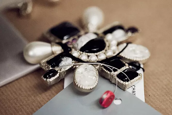 Hur man gör knappar för Chanel Outfits: Rapport från Atelier Desrues 34132_6