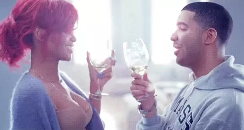 Ju nuk do të besoni se sa Rihanna dhe Drake fitojnë në orë 34259_2