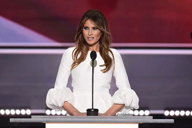 Kenapa untuk memalukan kesusahan Melania adalah buruk 34278_1