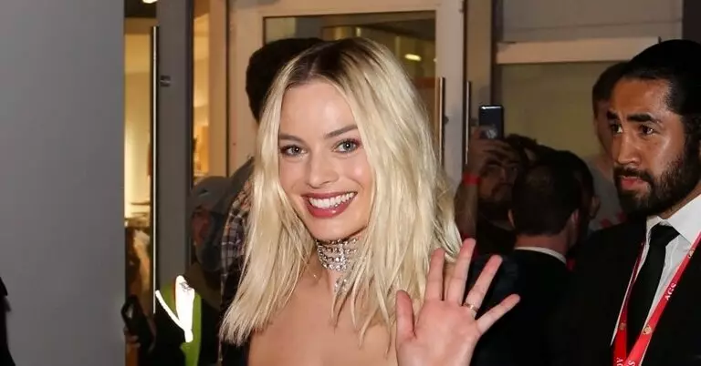 Margot Robbie v igrivih mini obleko in golih rožnatih čevljev na premieri "omamljanje Harley Queen Zgodovina"