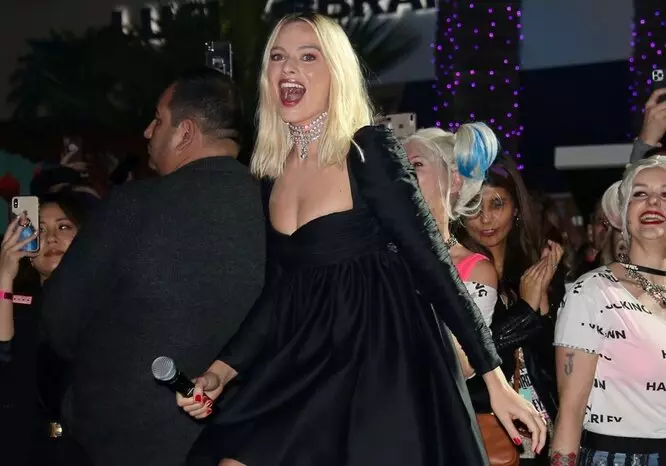 Margot Robbie i den legende mini-kjole og nøgne lyserøde sko på premiere af 