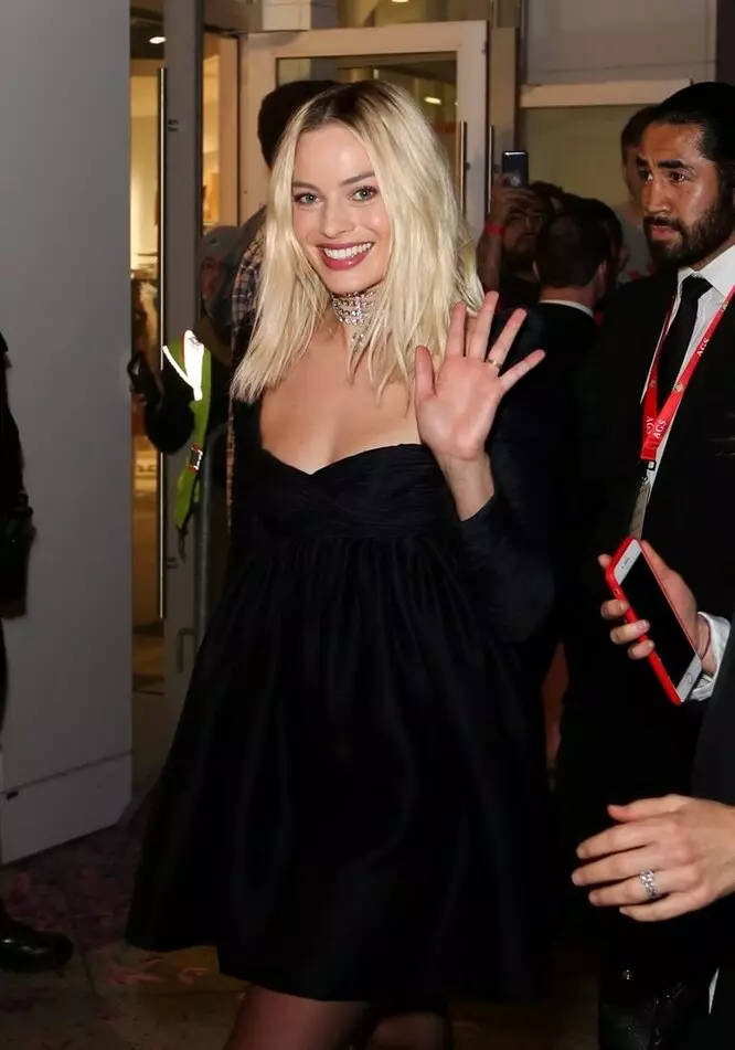 Margot Robbie i den legende mini-kjole og nøgne lyserøde sko på premiere af 