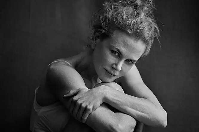 Nicole Kidman ug Hunahuna Tourman nga wala'y Photoshop ug makeup sa Pirelli Calendar 2017 34434_1