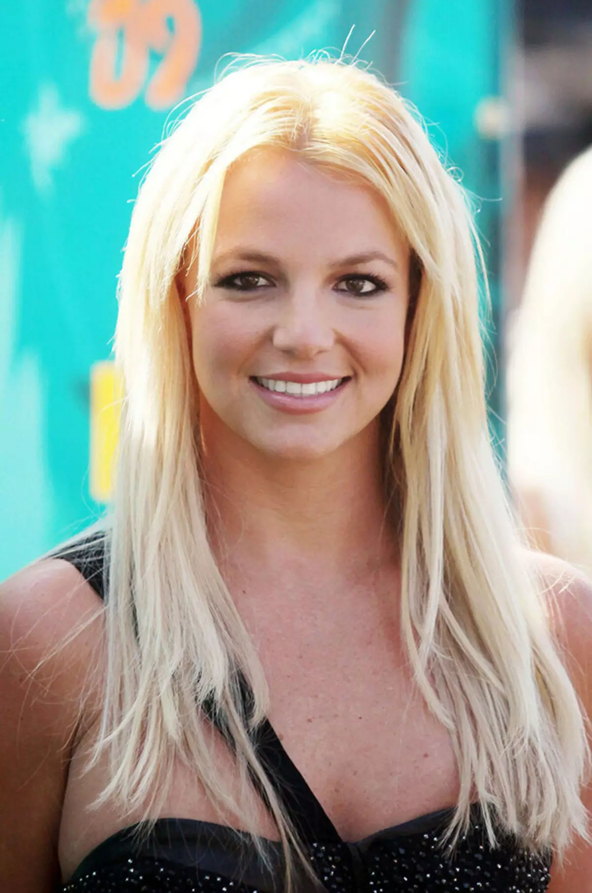 Ebolusyon Britney Spears: Mula sa isang romantikong mag-aaral na babae sa Femme Fatale 34491_11