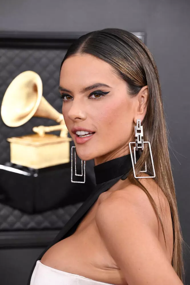 Alessandra Ambrosio kom till den musikaliska priset i de mest ovanliga överallt 3481_2