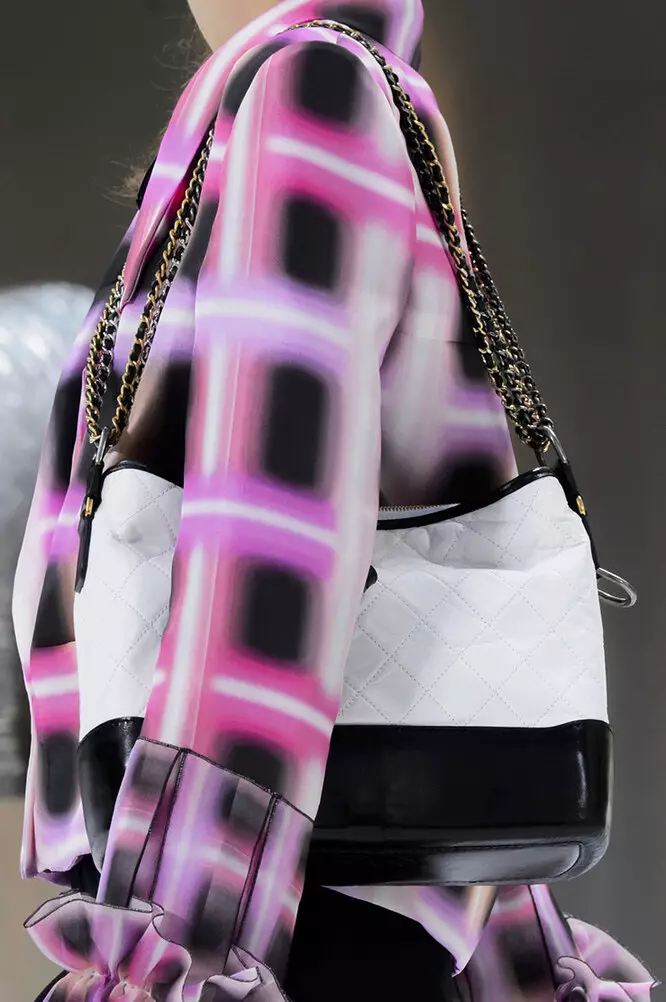 Karl Lagerfeld nuduhake gambaran saka Chanel Bag, sing bakal nampilake Kara Tengah 34975_1