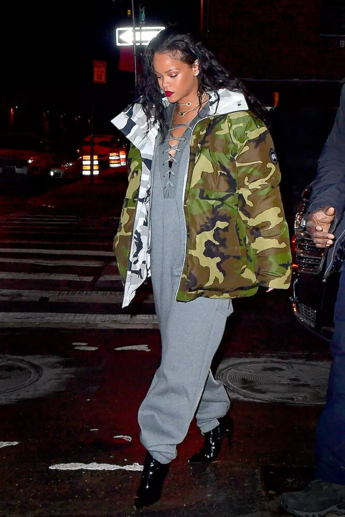 How to wear bombers, blowing coats and down jackets: 5 ideas from Rihanna 35127_1