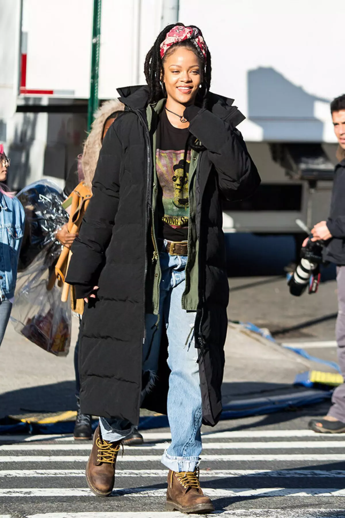 How to wear bombers, blowing coats and down jackets: 5 ideas from Rihanna 35127_2