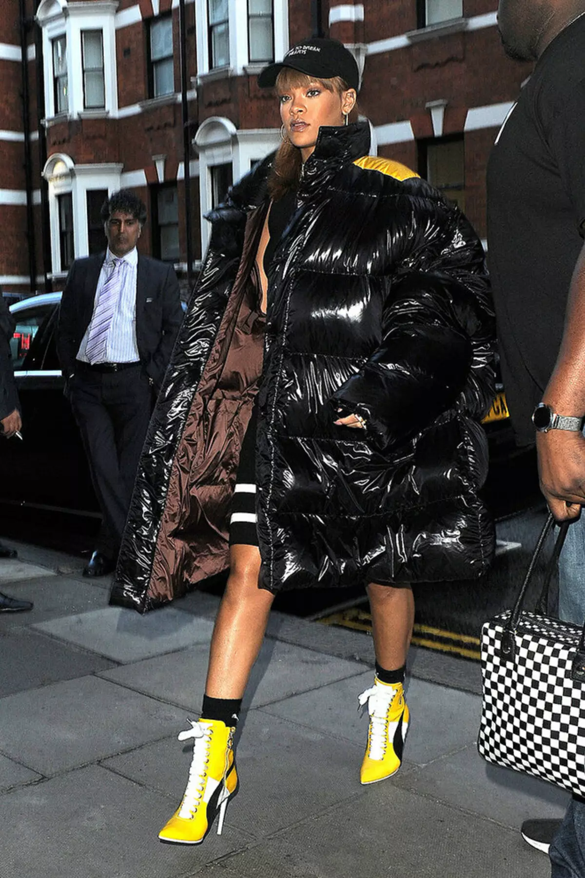 How to wear bombers, blowing coats and down jackets: 5 ideas from Rihanna 35127_3