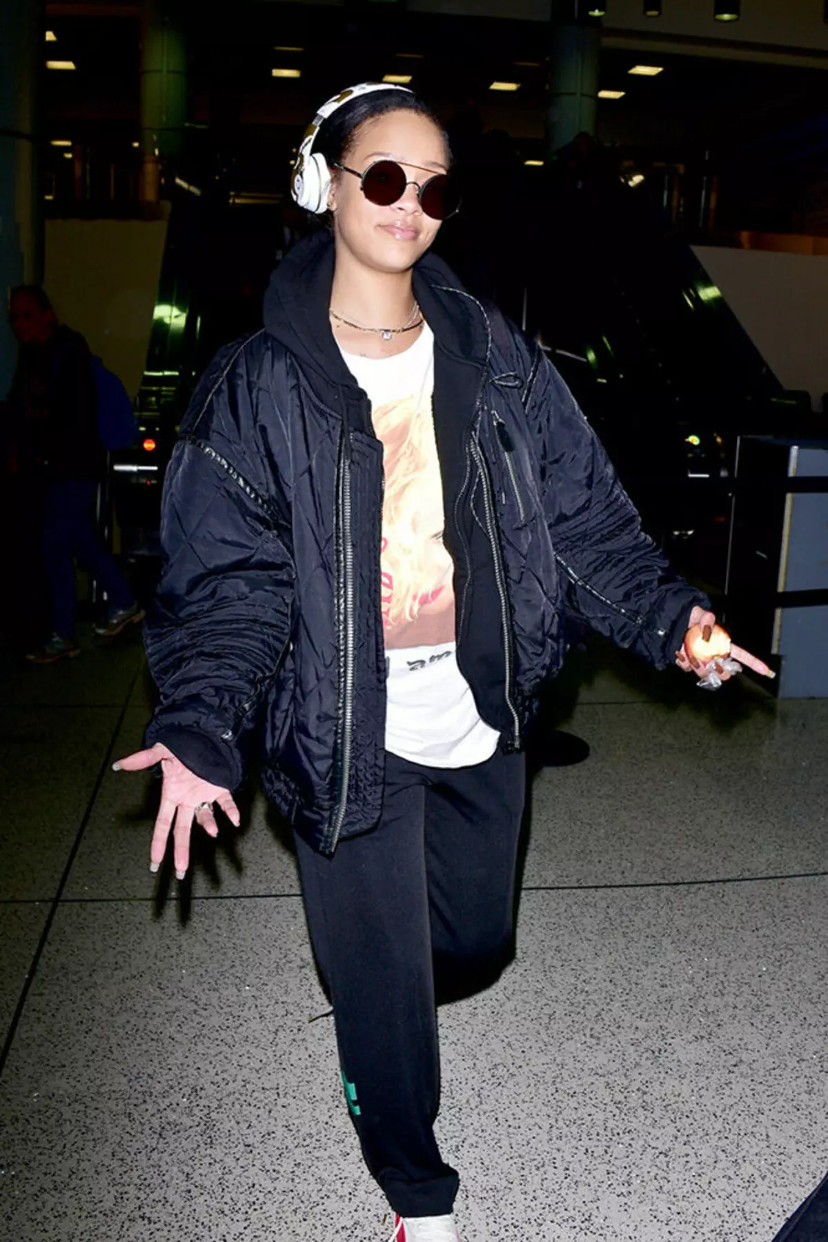 How to wear bombers, blowing coats and down jackets: 5 ideas from Rihanna 35127_4