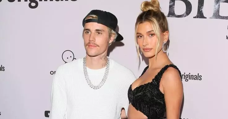 Robe transparente dans des cristaux et un mari bien-aimé près de: Haley Bieber à la première de la série documentaire à propos de Justin