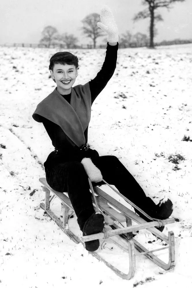 Stären op Äis: déi meescht modeschst Wanter Retro Biller. Aus dem Audrey Hepburn op Brooke Schëlder 35421_14