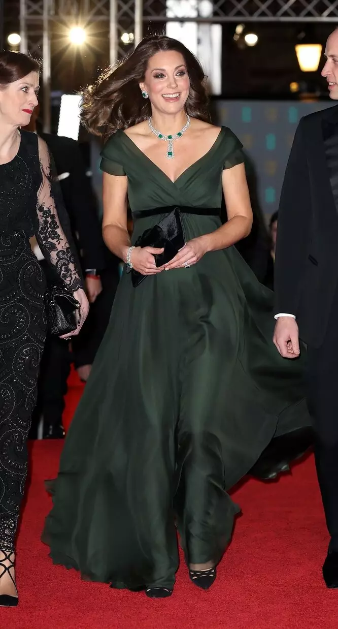 Od grčke boginje haljine do tuxedoa: 5 najljepših haljina nagrada BAFTA 3548_1