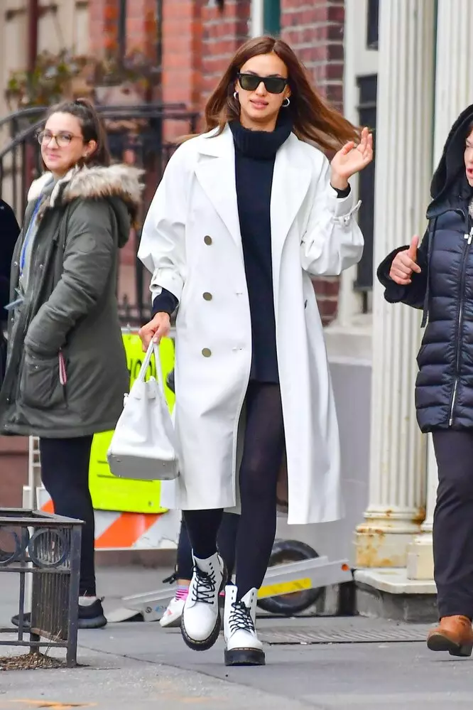 Irina Shayk ve sněhově bílém trench ruské značky procházky s mámou na New Yorku 3550_1