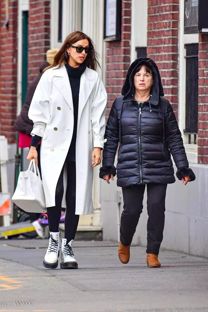 Irina Shayk v snehu-white Trrenche ruskej značky prechádzky s mamou na New York 3550_2