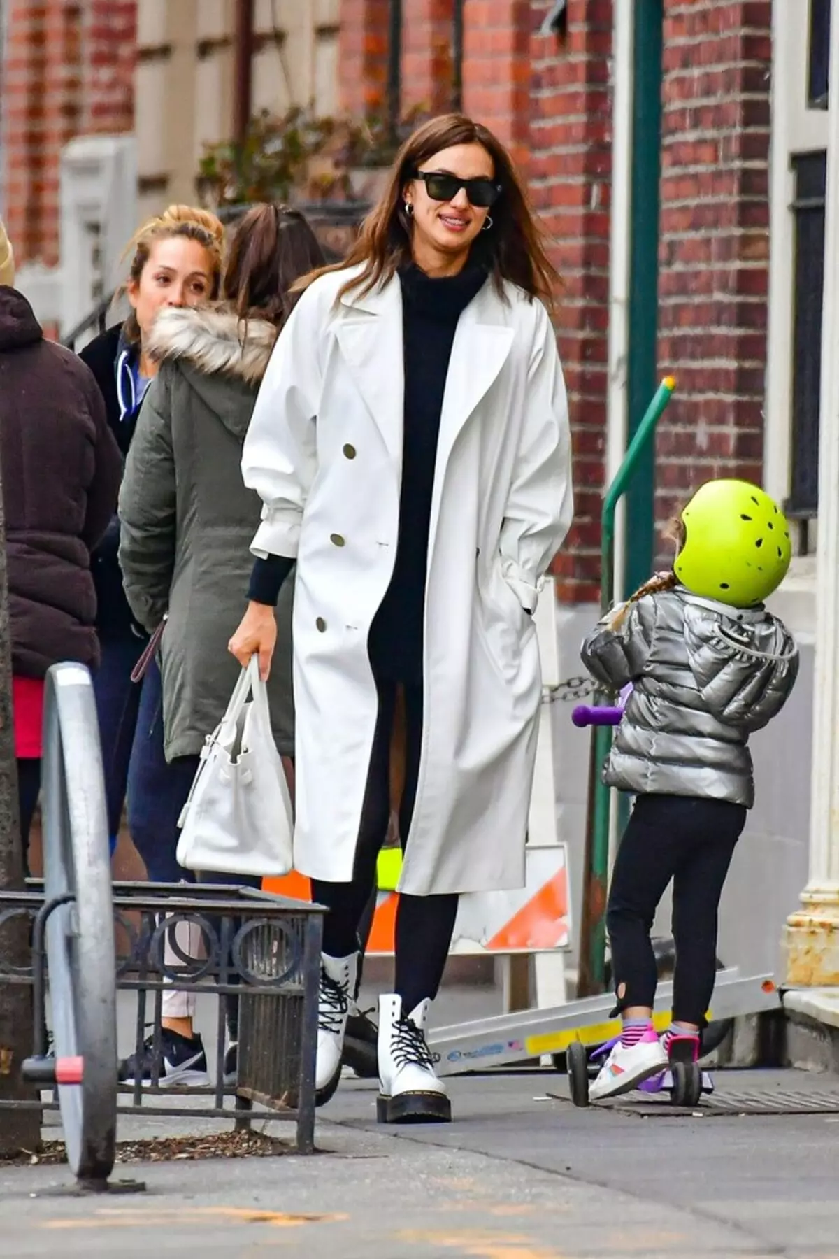 Irina Shayk nunha trincha de neve branca da marca rusa camiña con mamá en Nova York 3550_3