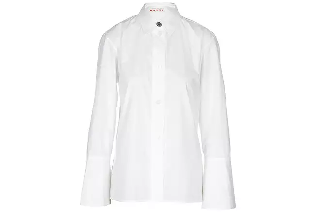 En op it feest, en yn it kantoar: 5 perfekte wite shirts foar modieus 