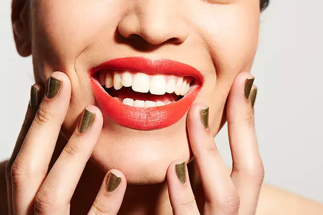Голлівудська усмішка: 5 способів зробити зуби білосніжними 37173_1