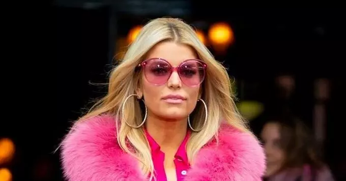 Jessica Simpson ripetis la kultan bildon de "blonda en leĝo"