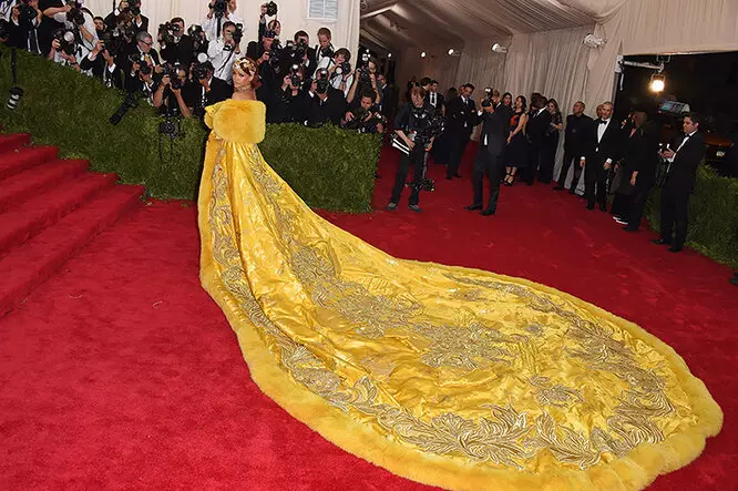 Au bord de la mode: 15 meilleures robes avec Met Gala au cours des 15 dernières années 37974_3