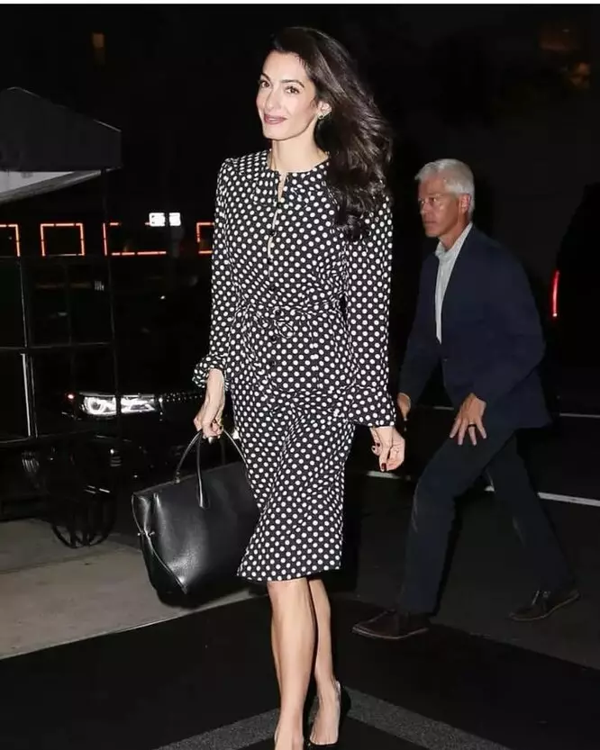 Amal Clooney ug Libya Firth: Star Woman Style nga adunay aktibo nga posisyon sa kinabuhi 385_6