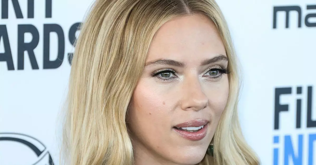 Scarlet Johansson a Retro Midi-ban a borsóban, Amber Hurd a "Suit-Riddle" és Emily Ratakovski egy állandó mini a független szellemi díjaknál