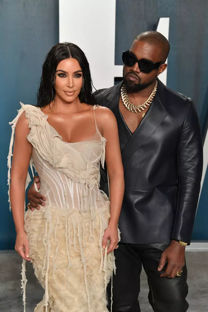 Kim Kardashyan divatos zavart tett, és a "viselt" ruhát a Vanity Fair Party-ra helyezte