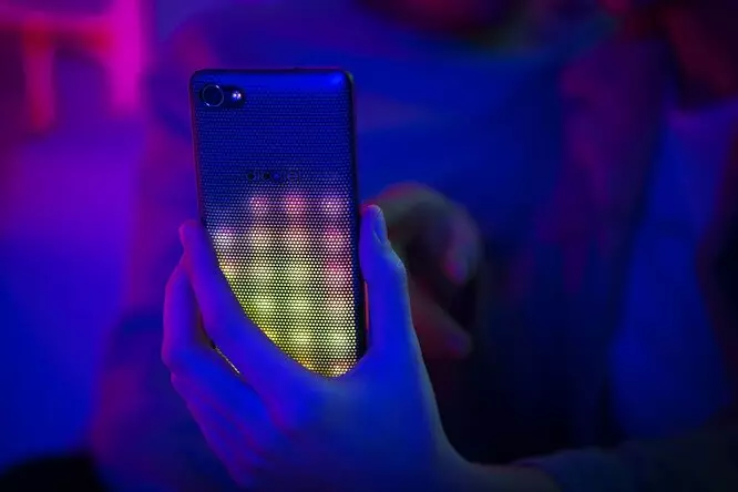 Alcatel presentó un nuevo teléfono inteligente con una cubierta LED interactiva 39320_2