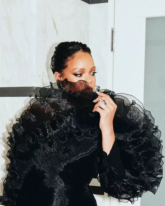 Neúspěšný outfit zkreslil postavu Rihanna a otočil ji do obdélníku na nohou 3967_1