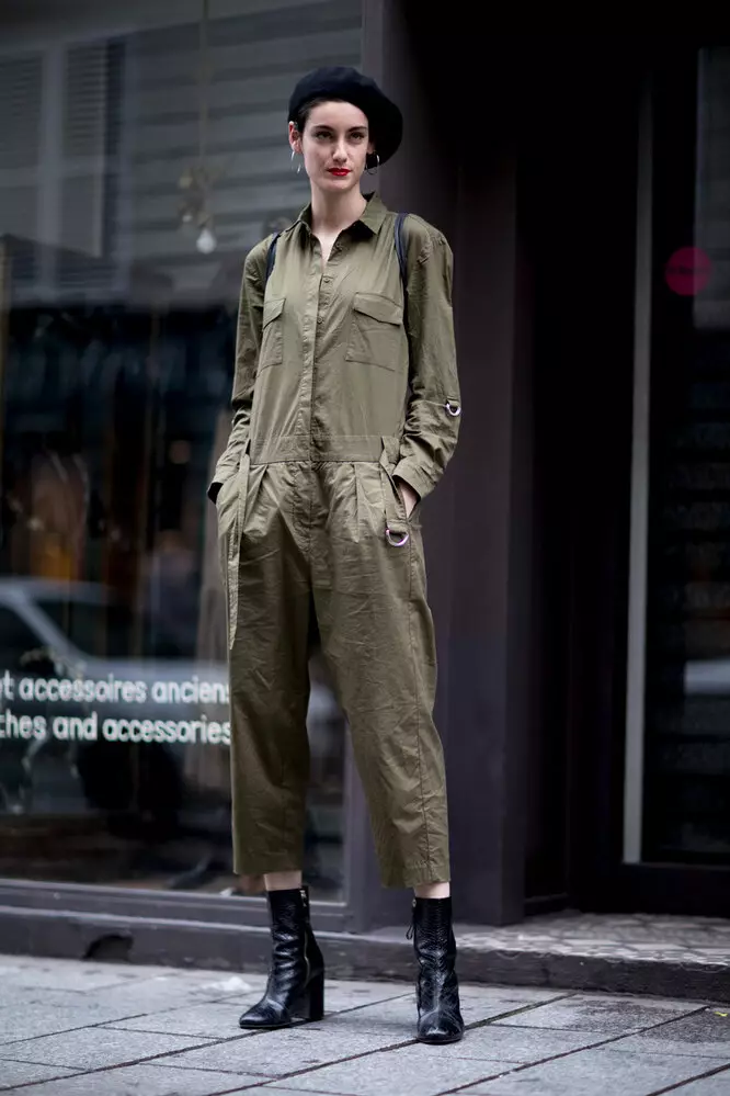 Berts, jakne in barvna triumf: Street na visokem tednu mode v Parizu 39796_7